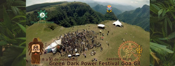 Festival Trance Goa Gil na borda da um penhasco no sul do Brasil